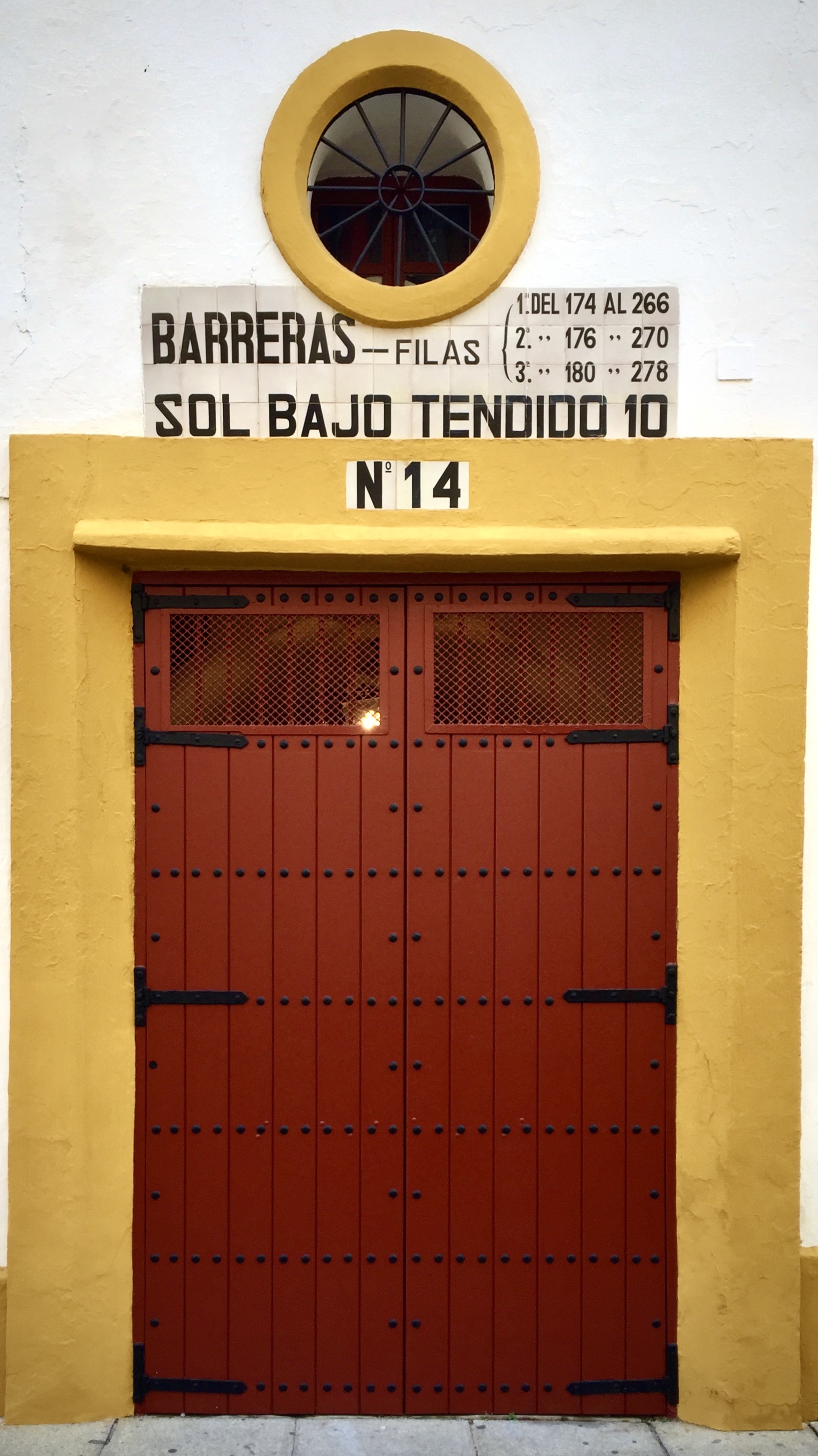 Si Sevilla tiene un color especial, es el amarillo albero – Singularia